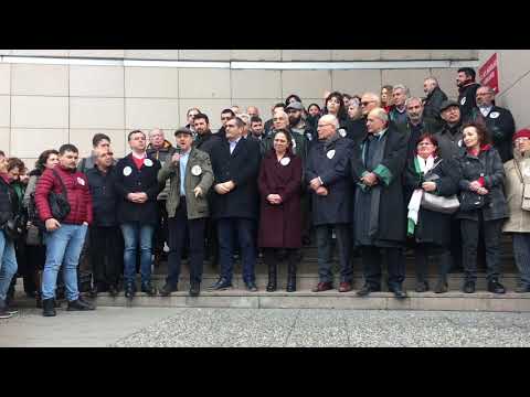 Hapis cezası onanan Cumhuriyet gazetesi çalışanları için adalet Nöbeti tutuldu.