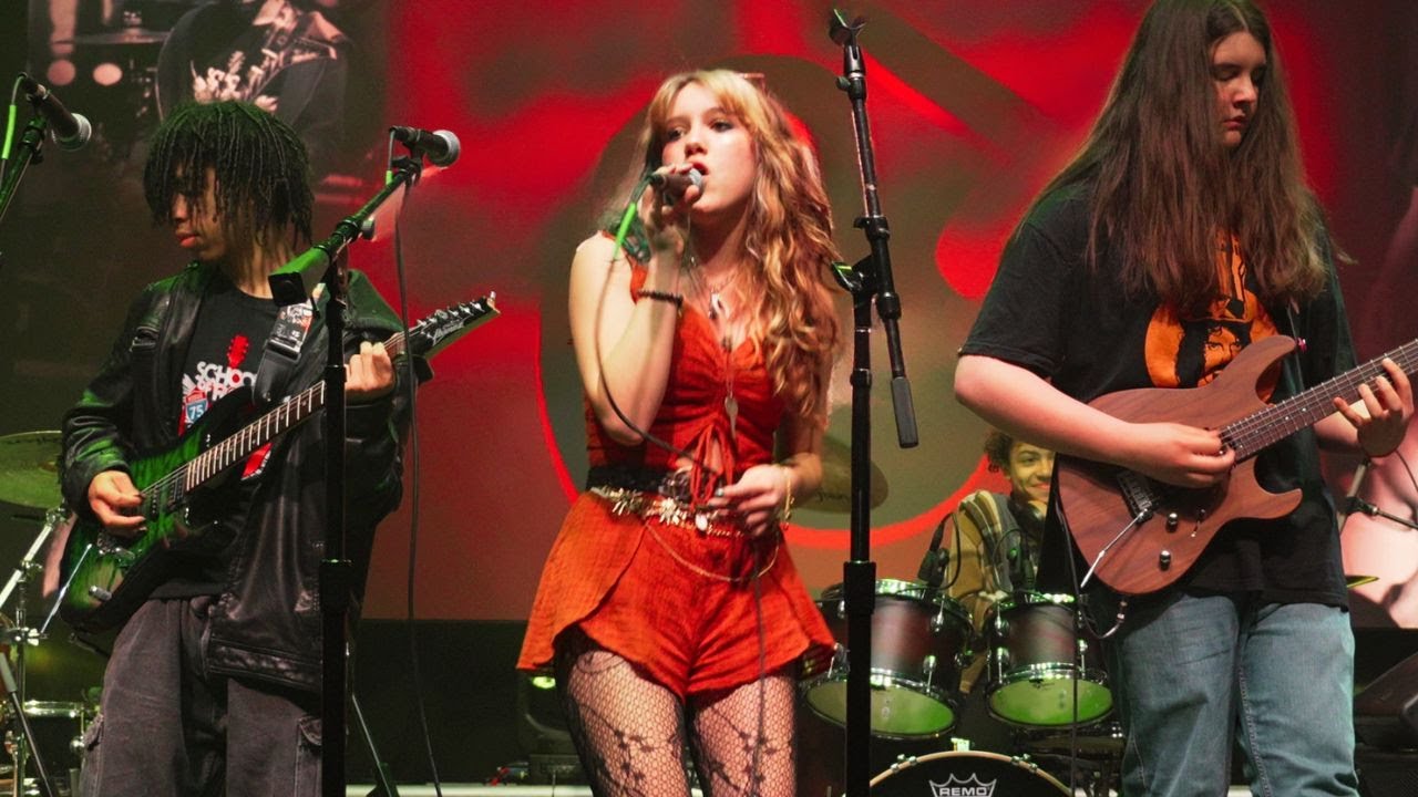 KELLY CLARKSON 🦌 Run Run Rudolph 🦌 SCHOOL OF ROCK WEST COBB - YouTube