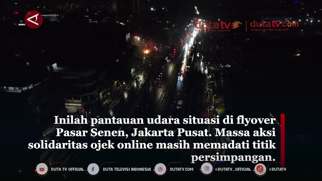 Massa Masih Bertahan di Flyover Pasar Senen Hingga Dini Hari | Beranda ...
