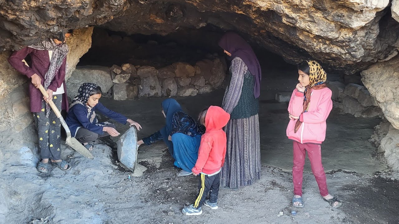 Iran's nomadic life; The nomadic family cemented the inside of the cave ...