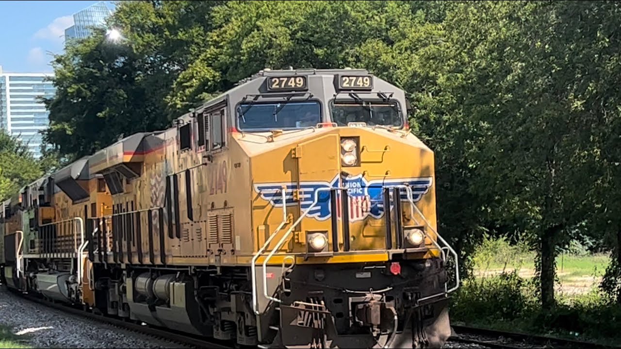 Union Pacific rock train in downtown Austin TX 1989 DPU - YouTube