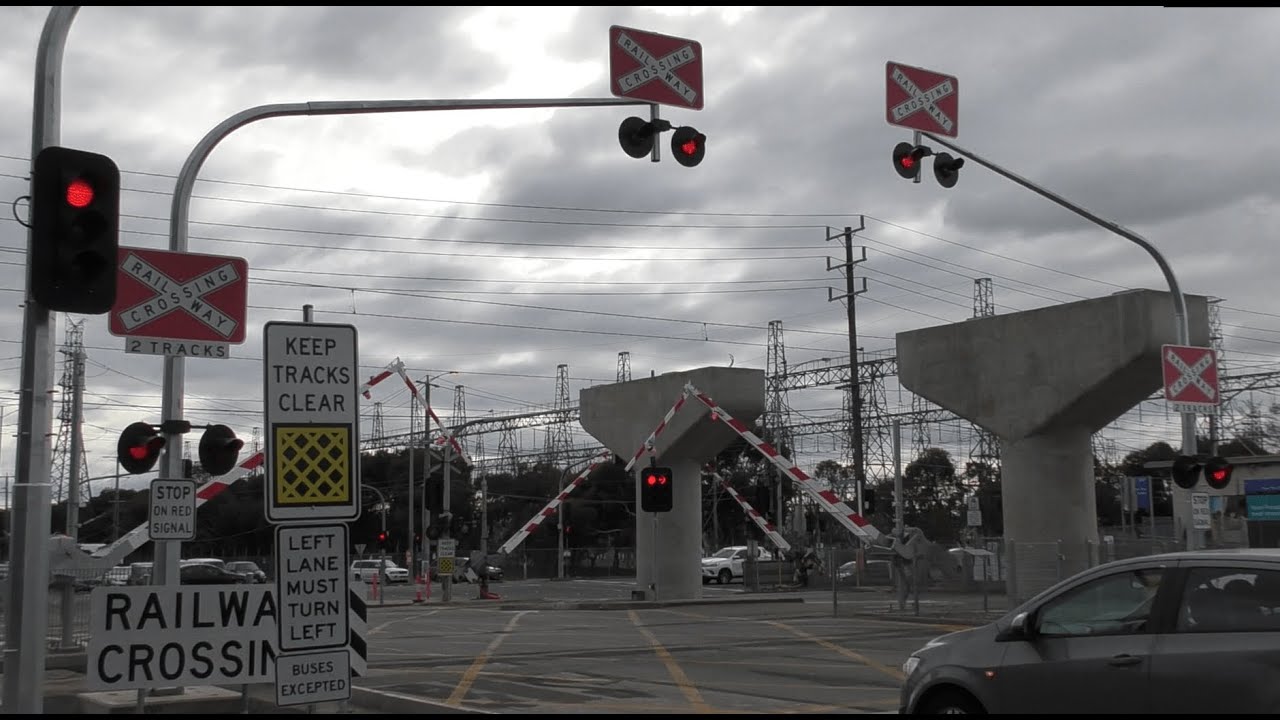 Keon Parade Level Crossing, Keon Park, Victoria! (After Major Upgrades ...
