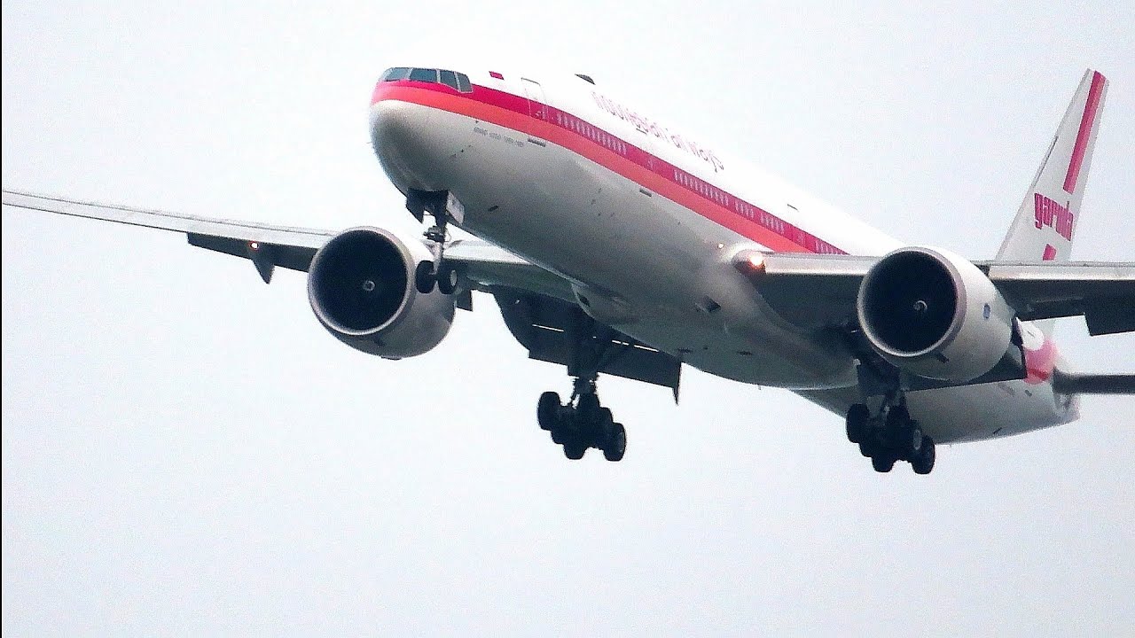 Boeing 777-300ER Garuda Indonesia Retro Livery Landing Soekarno Hatta ...