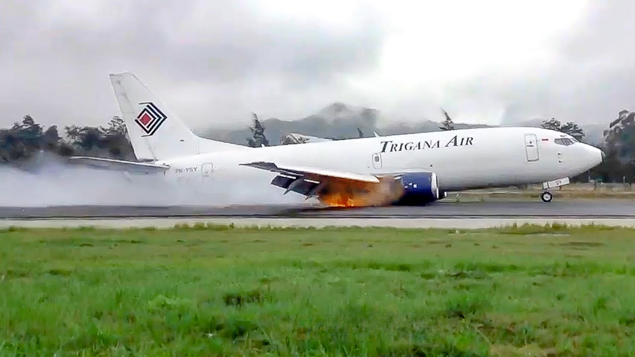 737 Landing Gear Collapses - YouTube
