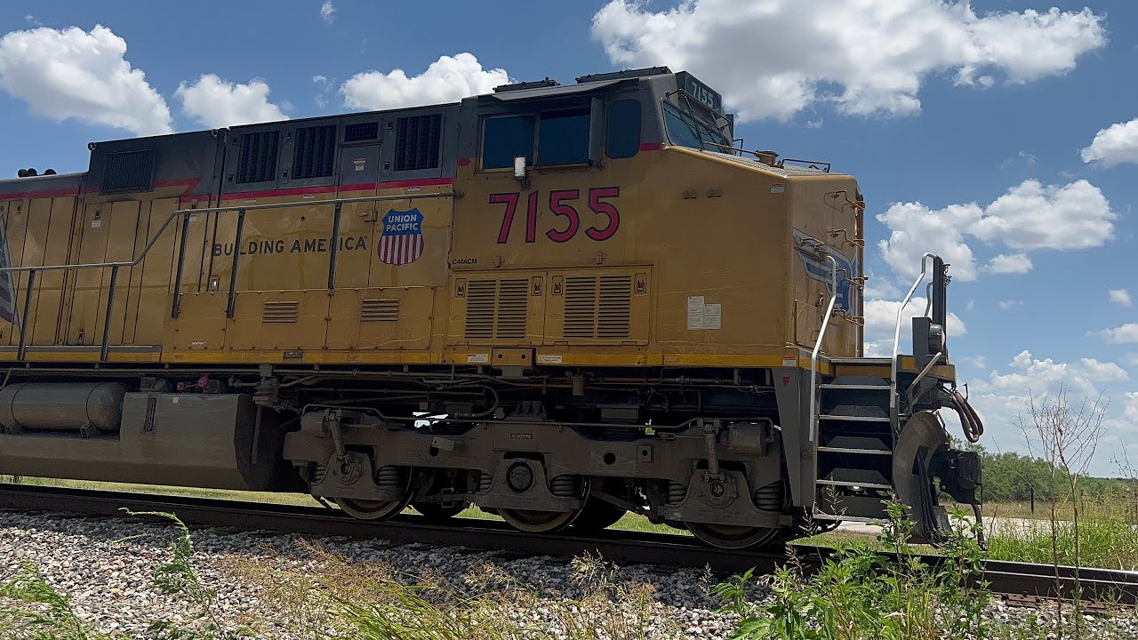 UP #7155 leads a Westbound Z train through Millsap, Tx - YouTube