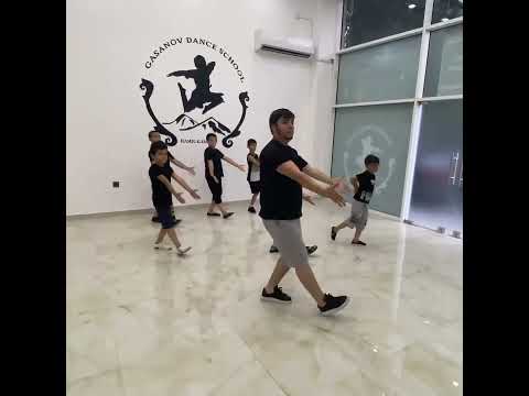 Ramil Qasanov Tələbələrinə Rəqs Dərsi Keçir