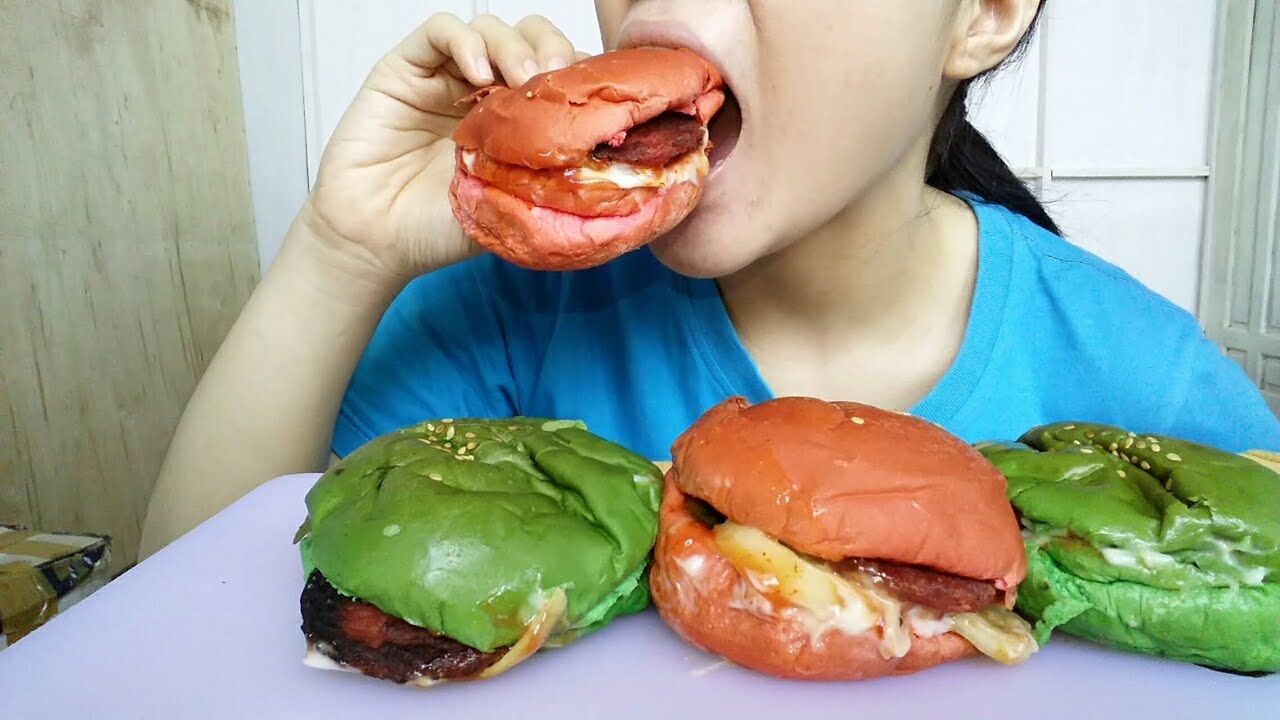 Red Burger and Green Burger Street Food (MUKBANG) - YouTube