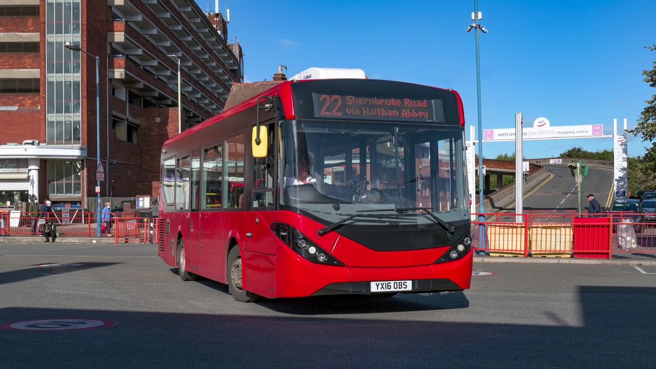 Buses entering Waltham Cross bus station 21st October 2021 - YouTube