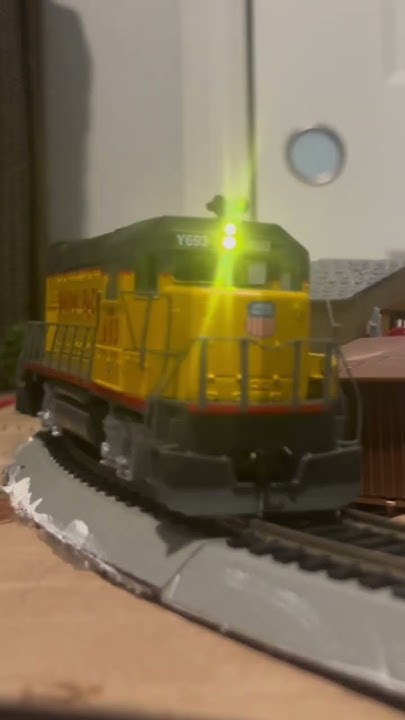 UP 693 idling and running slow - YouTube