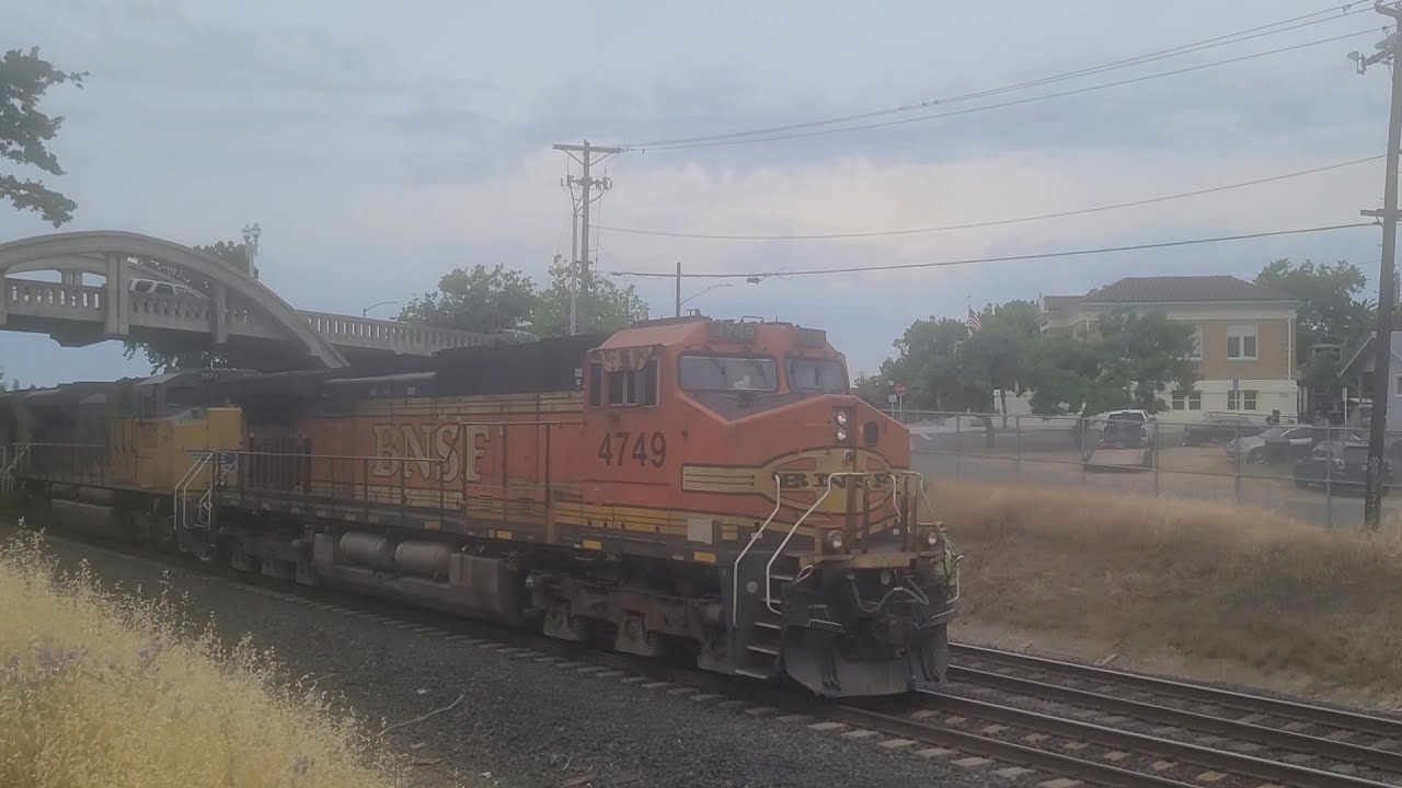 BNSF 4749 leads a power move in Roseville, CA - YouTube