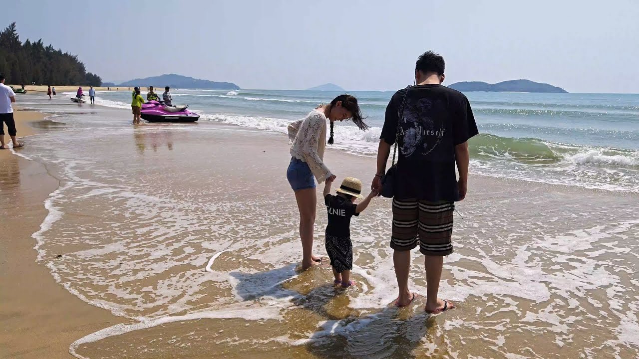 Relax and walk on the beach of Shimei Bay in Wanning, listening to the ...