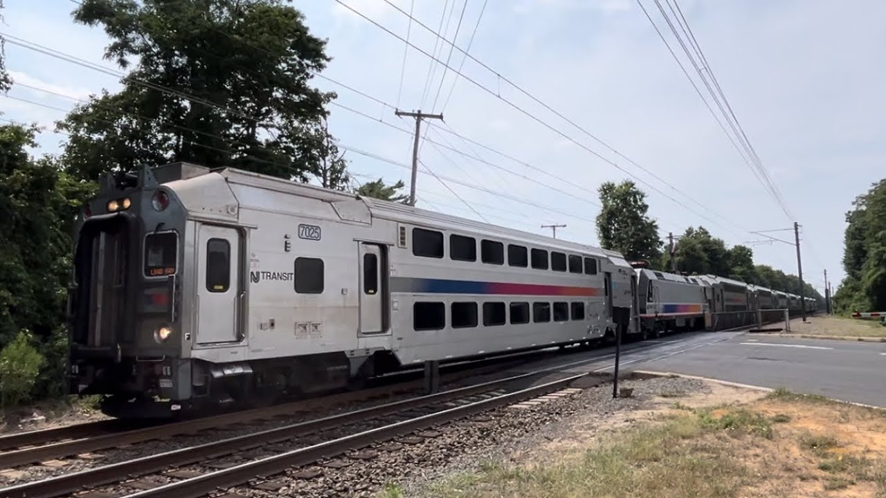 NJ Transit ALP-46 #4625 NJCL Train 7245 Monmouth Park Oceanport NJ ...