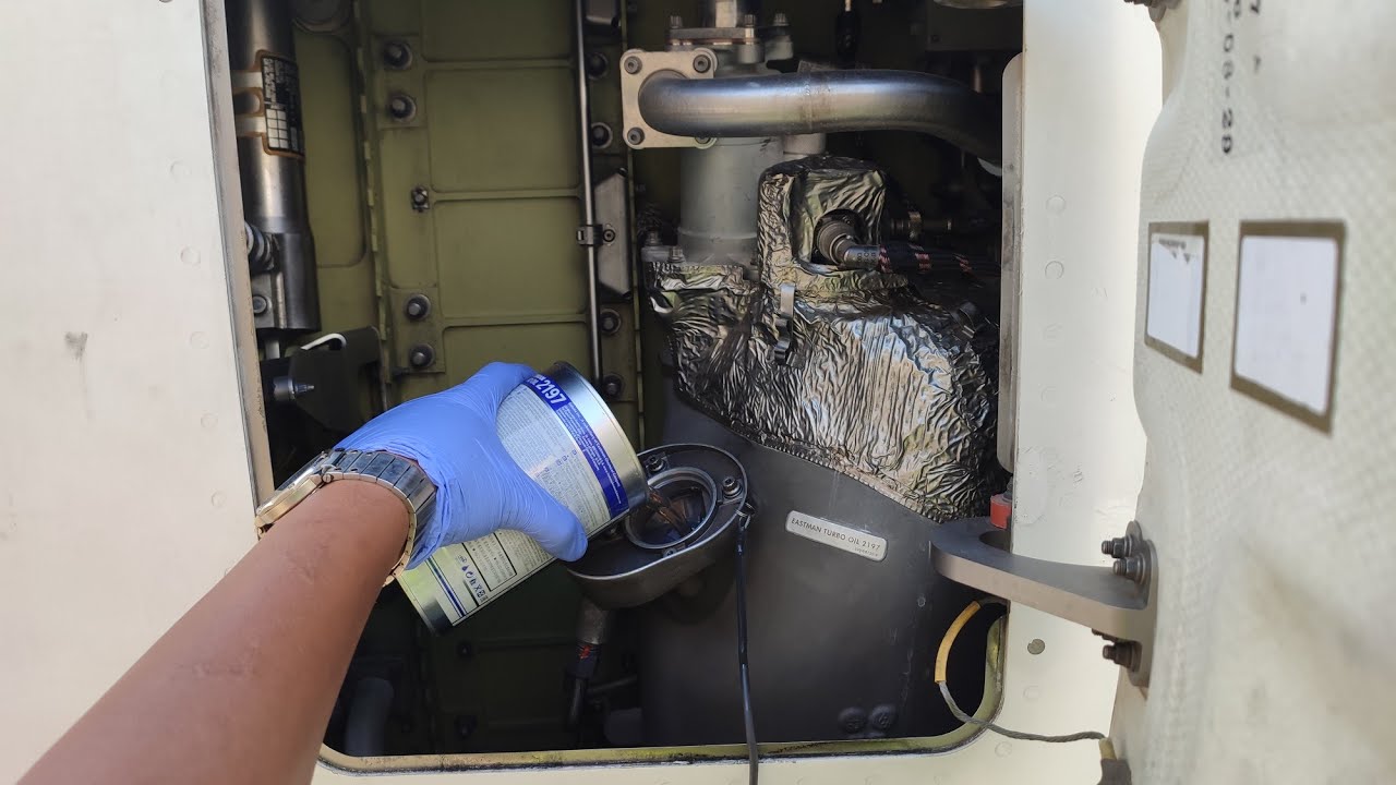 Boeing 787 Engine oil servicing. #tutorial #boeing787 #aircraftengineer ...