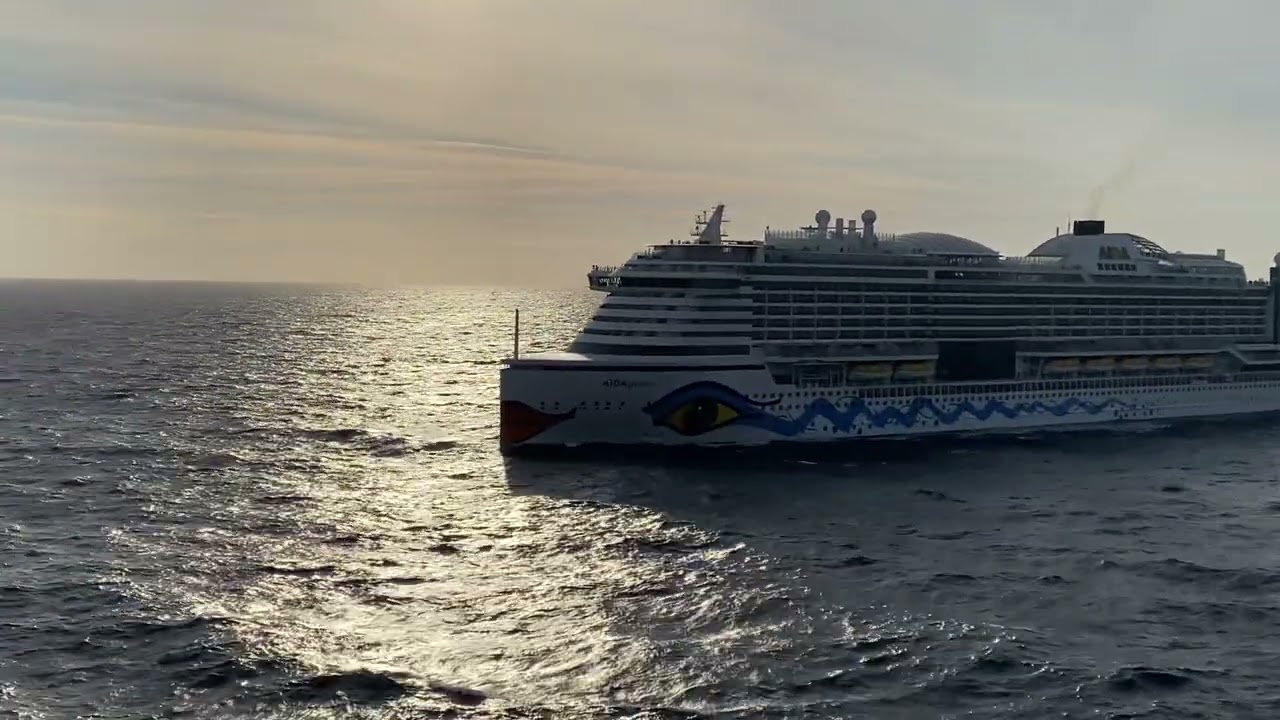 AidaPerla und AidaPrima begegnen und grüßen sich vor Norwegen - YouTube