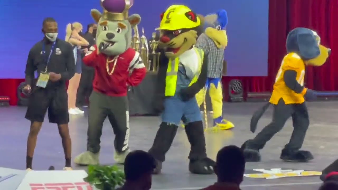 2022 UCA College Nationals Division IA Mascots Dancing - YouTube