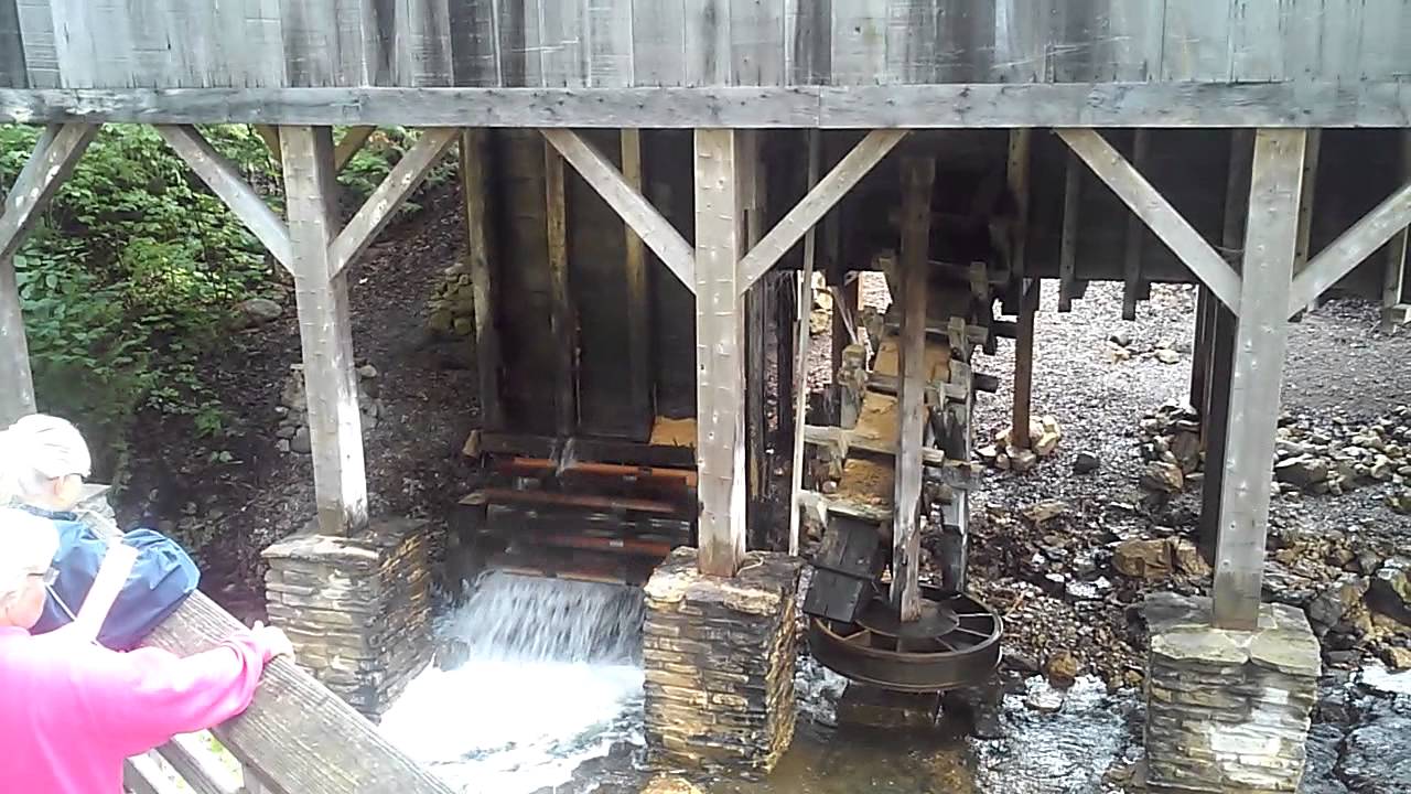 How An Old Saw Mill Works - YouTube