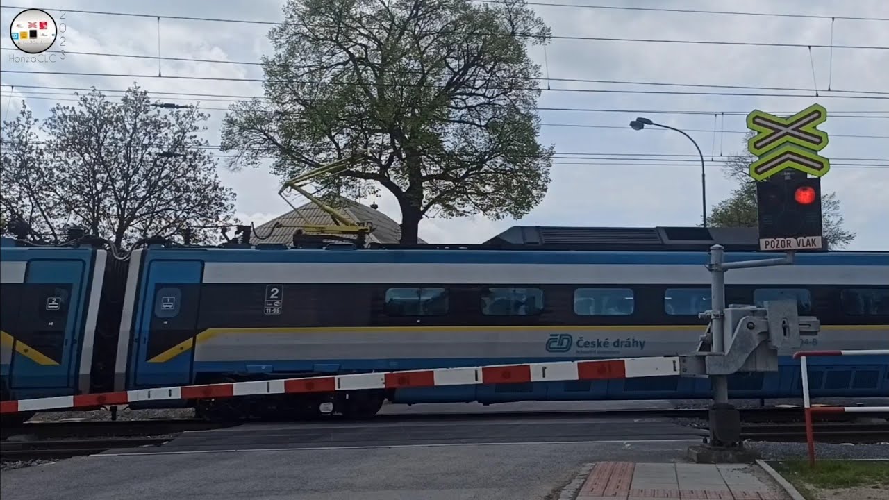 Železniční přejezd Velim #1 6.5. 2023 Czech railroad crossing - YouTube