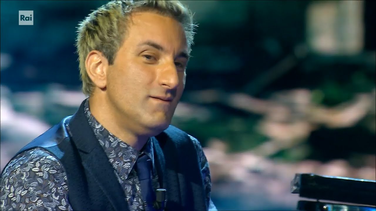 Davide Martello suona al pianoforte "Imagine" - Dalla strada al palco ...