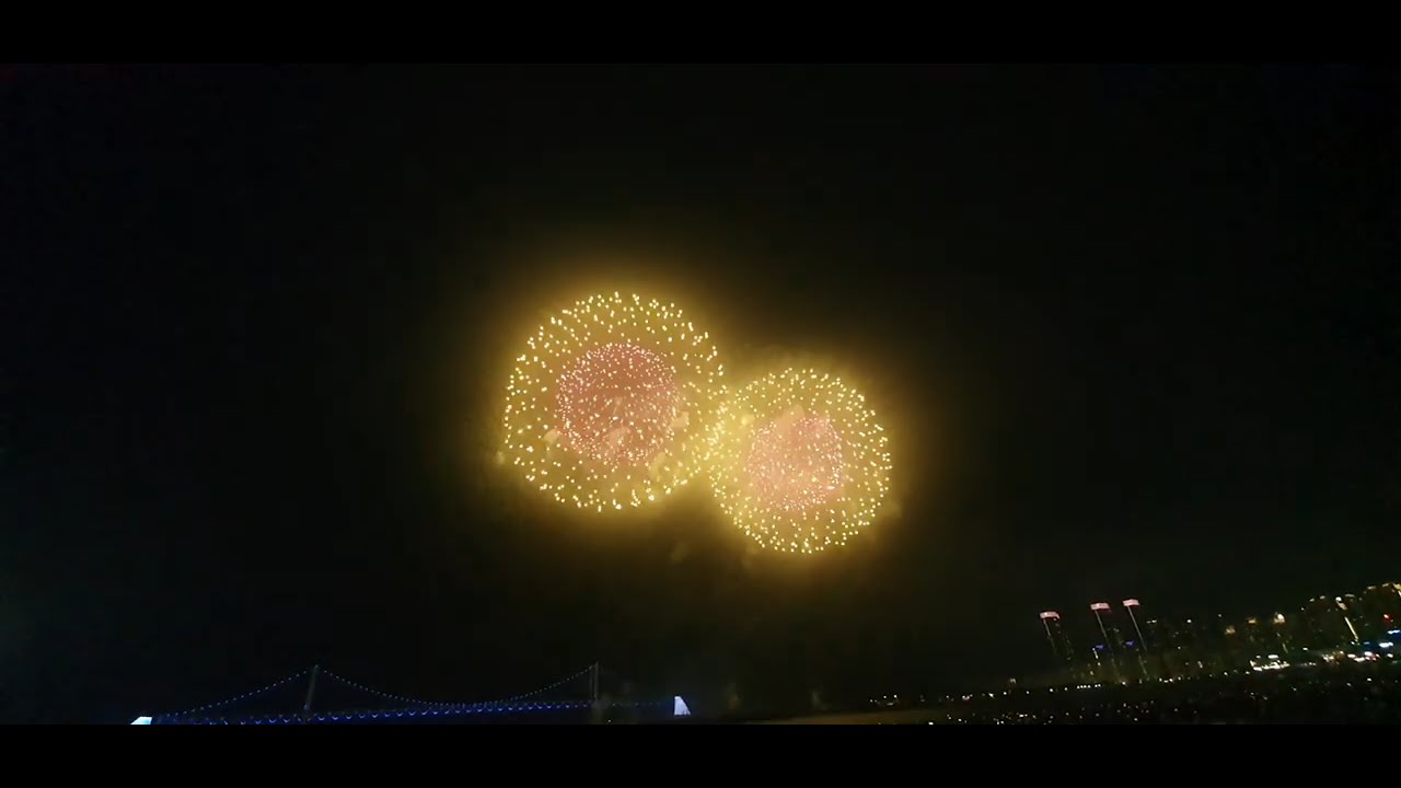 BUSAN BRIDGE FIREWORKS #BUSAN#korea #travel #bts #여행 #blackpink - YouTube