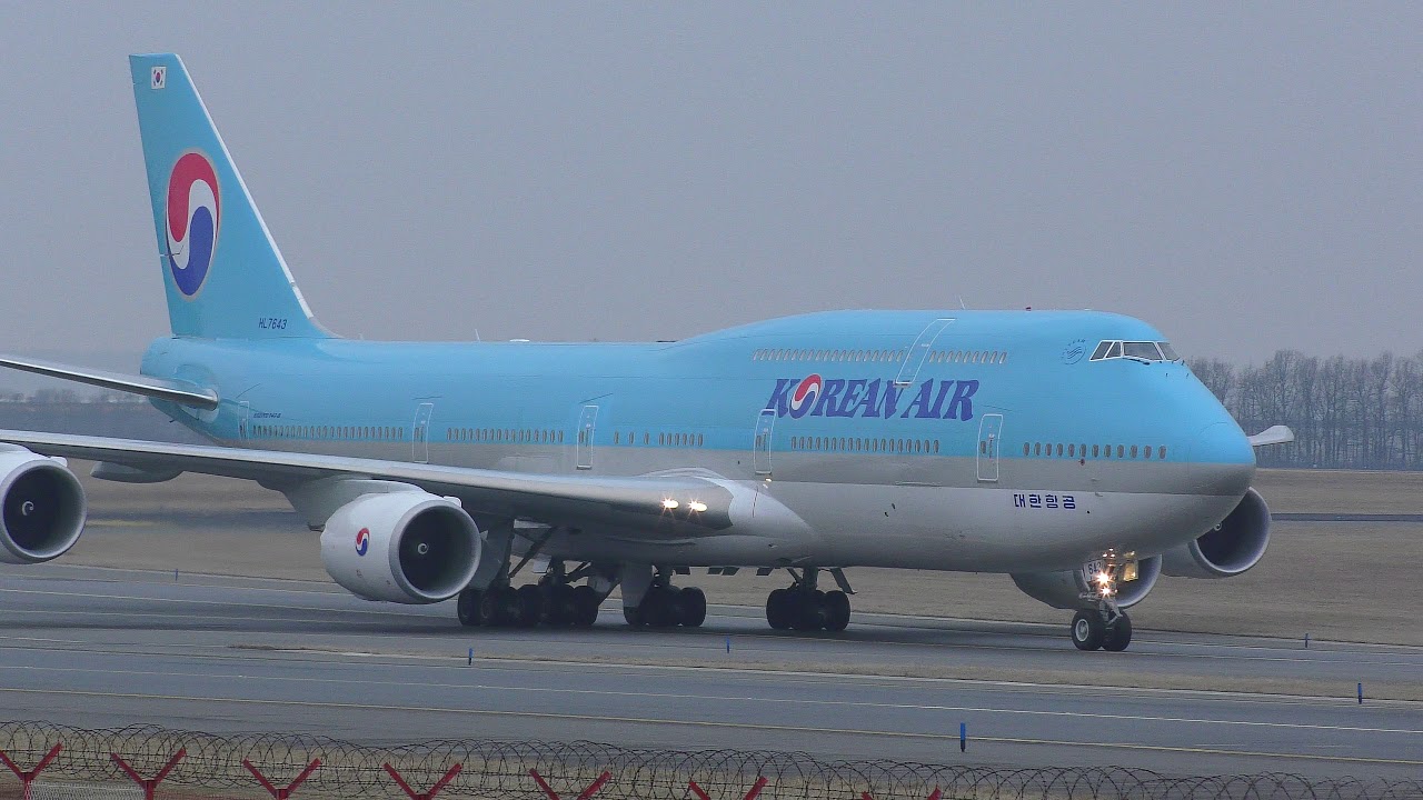 Incredible Boeing 747-8 Korean Air | landing in Prague | Close up ...