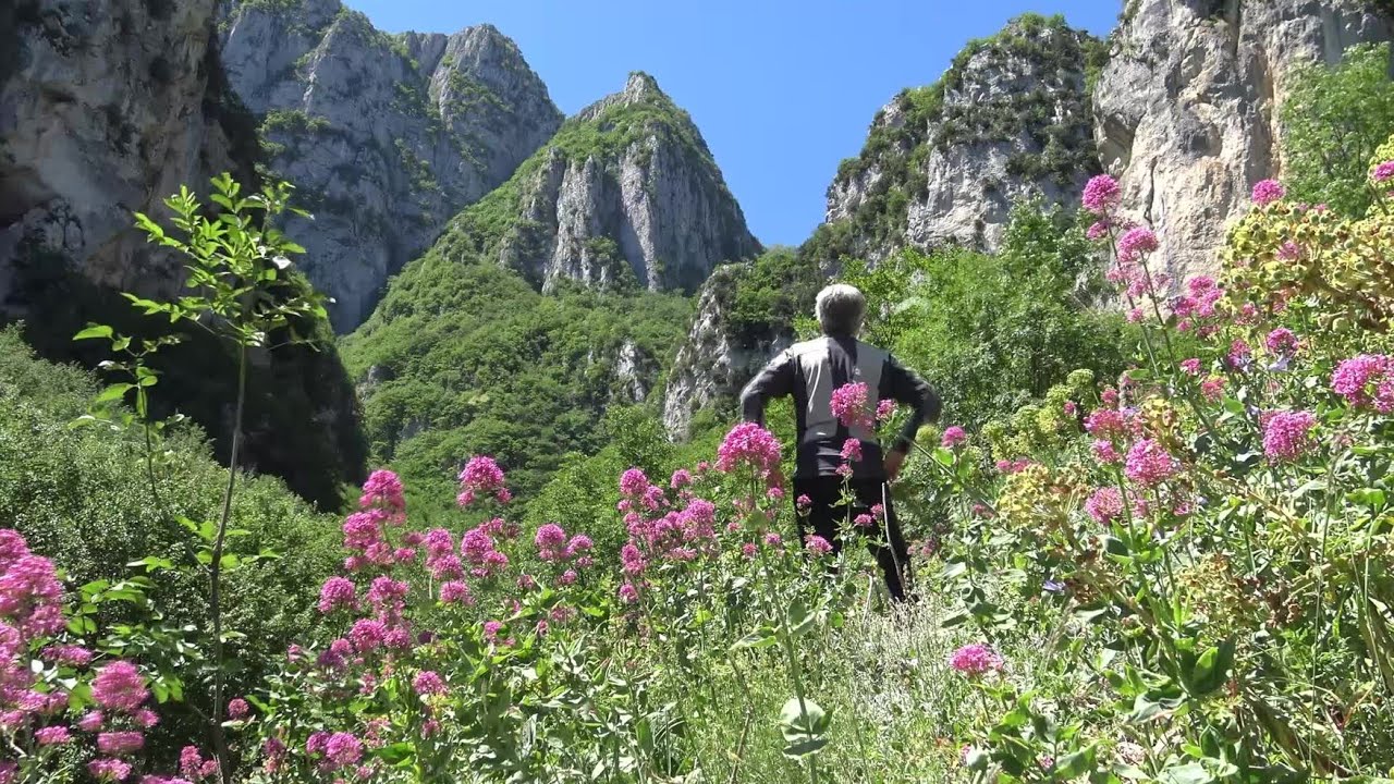 La valle incantata di Palombaro e l'Eremo Grotta Sant'Angelo in 4K ...