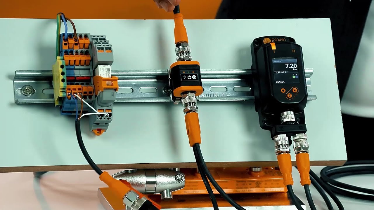 Effective digital retrofit with the new IO-Link data splitter - YouTube