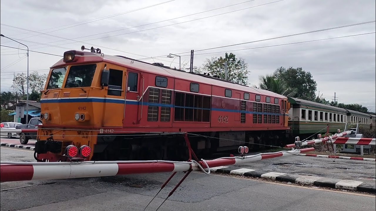 ขบวนรถท้องถิ่นที่ 451 ทำขบวนโดย Alsthom 4142 วิ่งผ่านจุดตัดถนนเลี่ยง ...