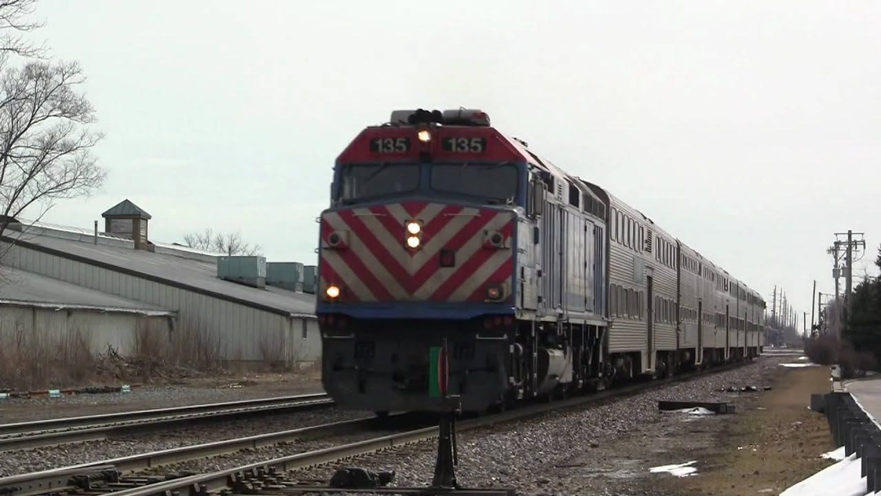 Metra 135 west at Barrington with P5 action!!! - YouTube