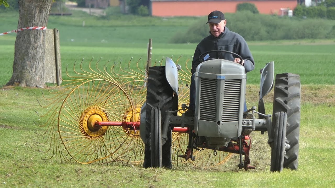 Ferguson TE20 Collecting Hay w/ Old Vicon Windrower at Ferguson Days ...