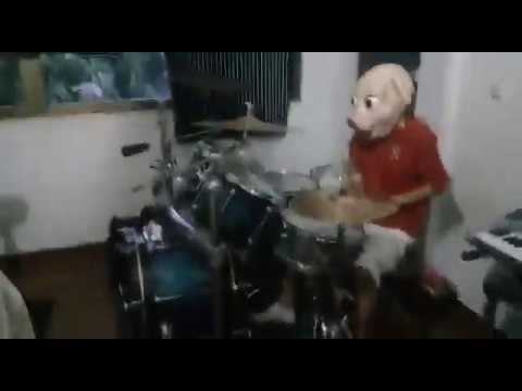 Cerdo humanoide tocando cumbia - YouTube