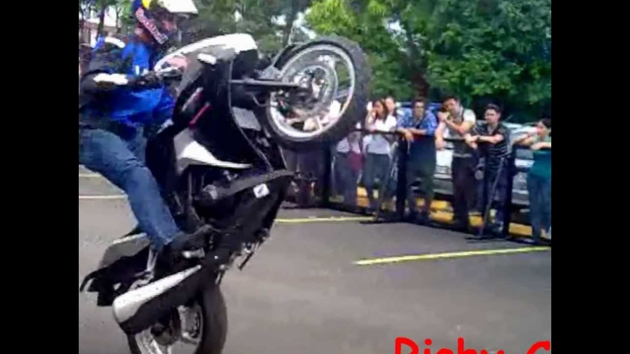 Red Bull Aaron Colton, trucos Honda CBR 250R en UNIBE - YouTube