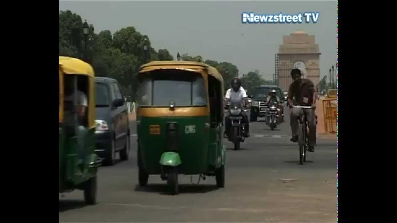 Delhi auto rickshaws go off the road - YouTube