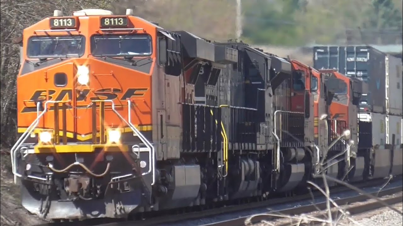BNSF 8113 Leads an Intermodal through Galesburg, IL - YouTube