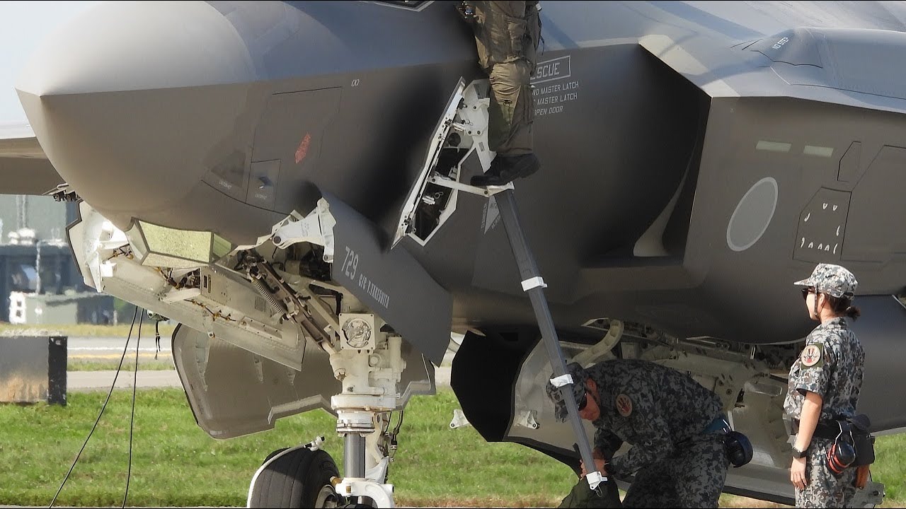 F-35Aライトニング retractable ladder！ - YouTube
