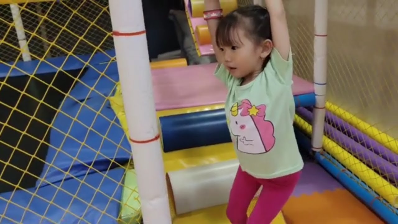 Karen HAPPY banget main di playground ini - YouTube