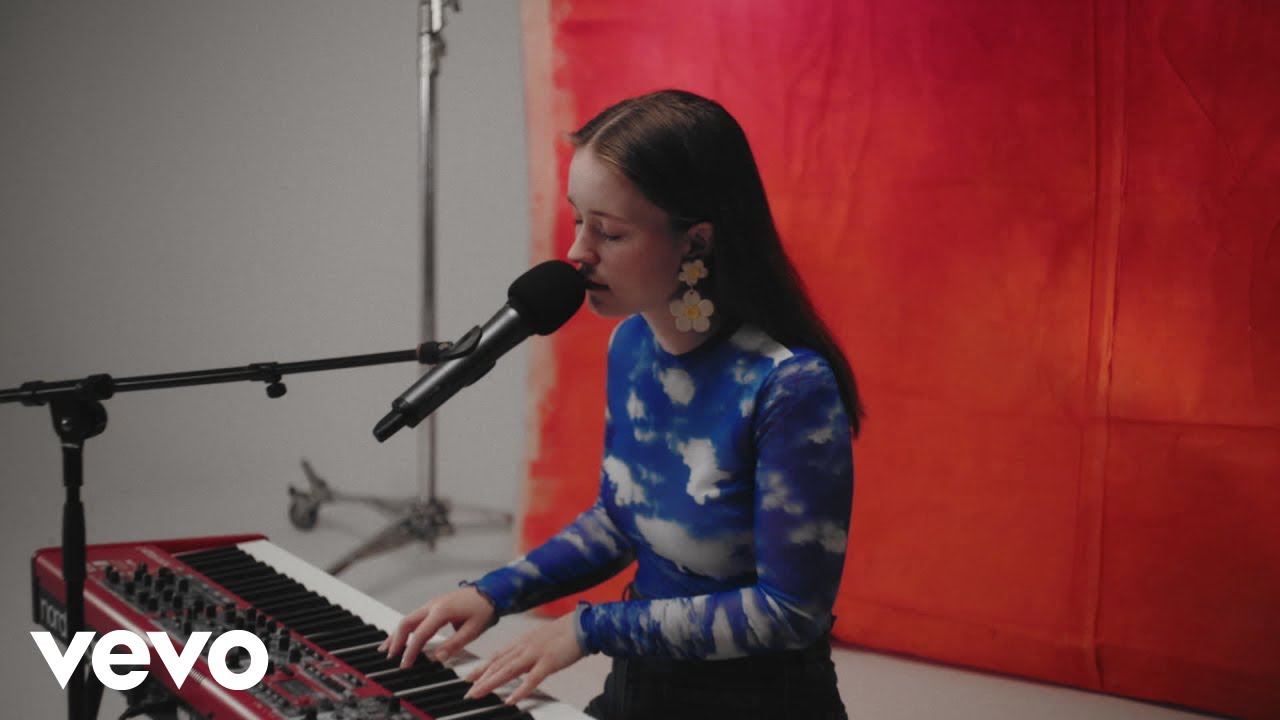 Sigrid - Mirror (Pride Attitude At Home Performance) - YouTube