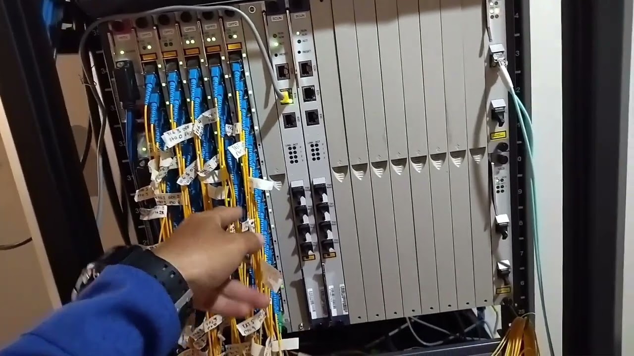 olt rack o cabecera de fibra óptica ftth - YouTube