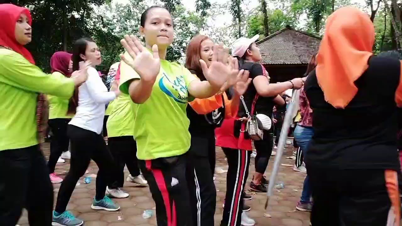 Ibu-ibu Senam heboh - YouTube