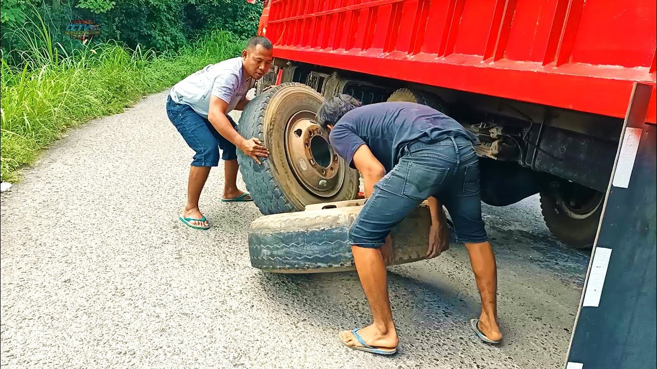Detik-detik ban truk meledak,Saling membatu sesama sopir lebih utama ...