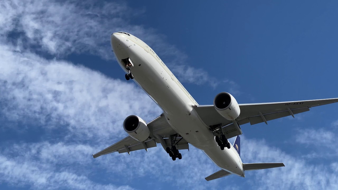 LAX 24R Crosswind Arrivals - YouTube