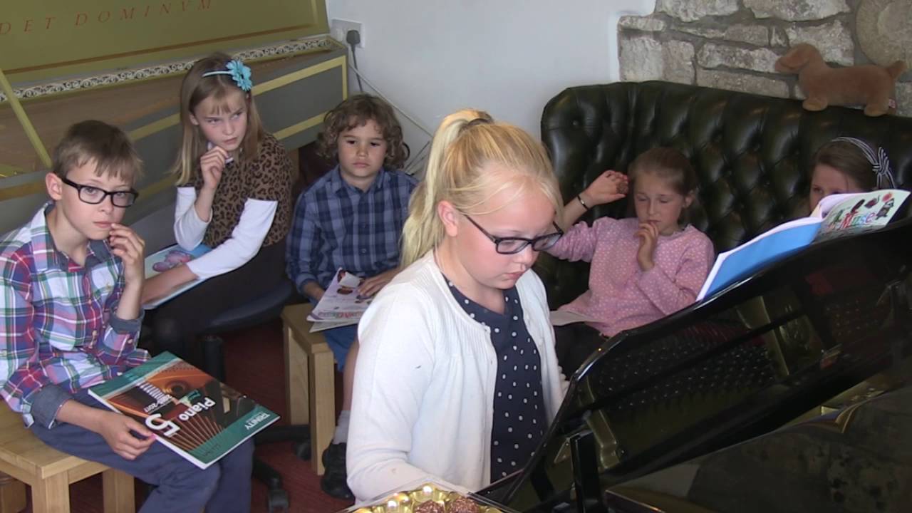 Isabel Fry - Whistle while you work (F Churchill) - YouTube