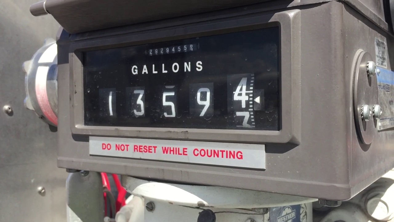 B777 meter while refueling - YouTube