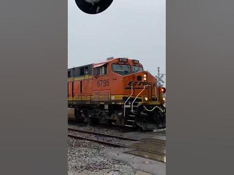 BNSF #6795 Passing by Los Nietos Crossing - YouTube