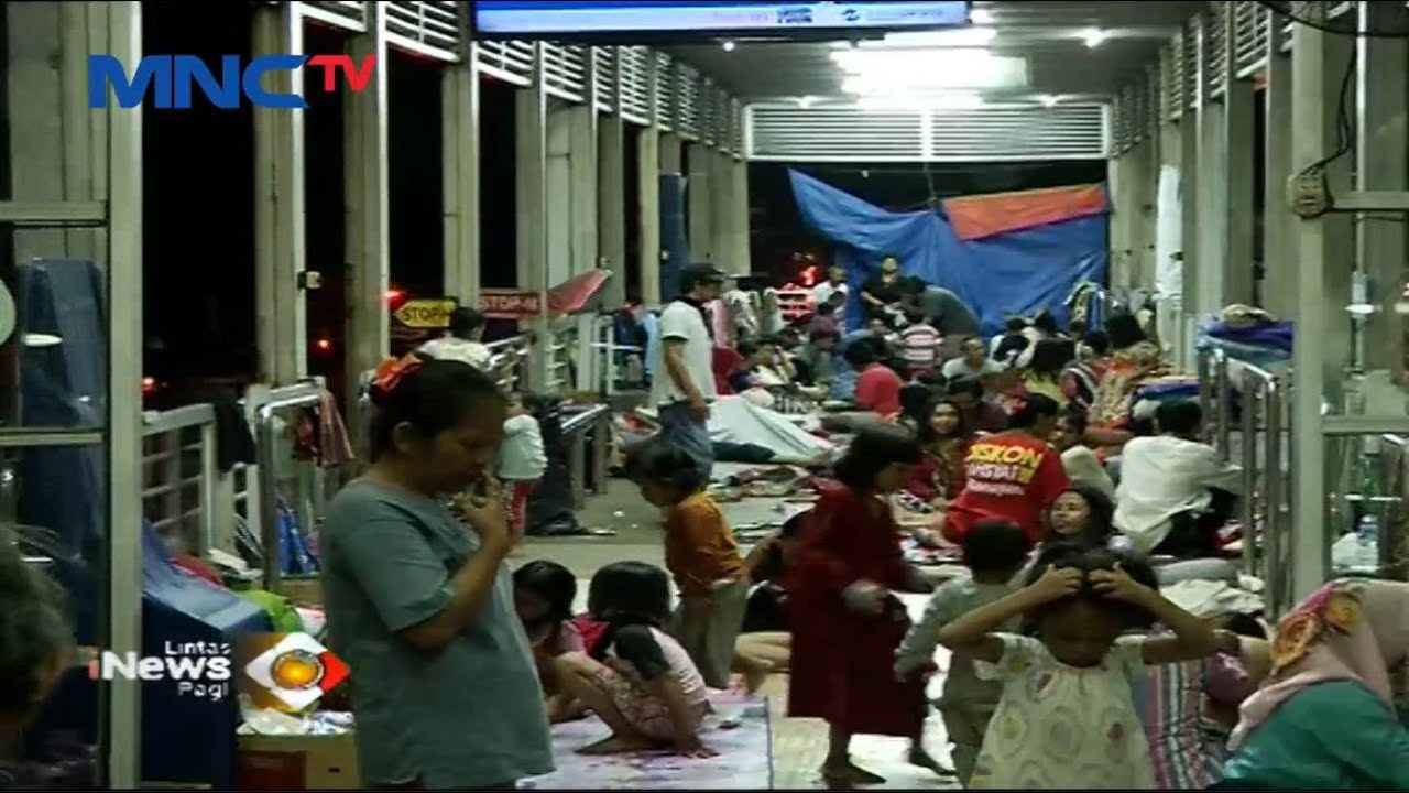 Halte Transjakarta Masih Jadi Pengungsian Korban Banjir Rawa Buaya ...