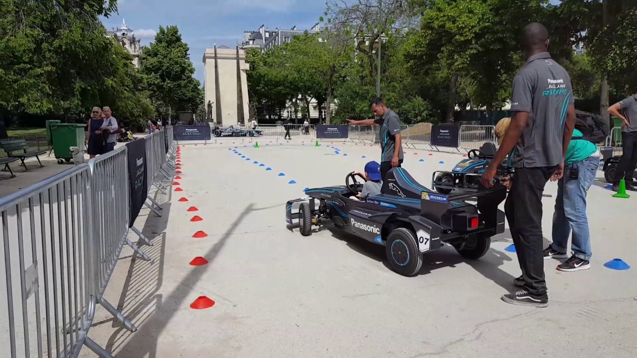 Mini pilote d'une mini Formula E (Panasonic Jaguar) à Paris - YouTube