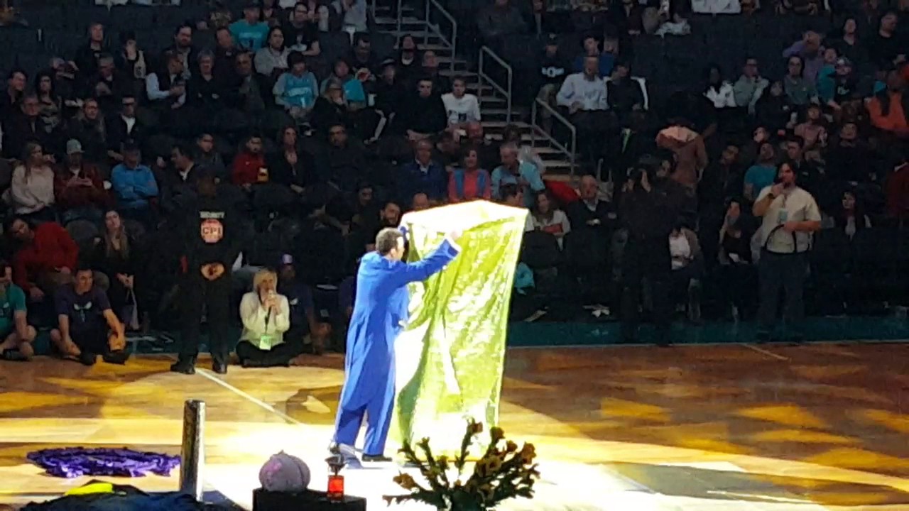 12/31/2016 Hornets vs Cavs - Halftime Show - YouTube