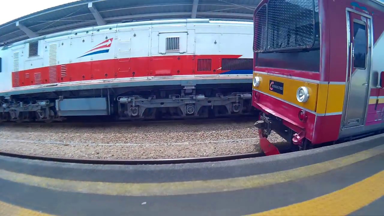 Kereta Api KRL Komuter Line Maja - Tanah Abang Berhenti di Stasiun ...