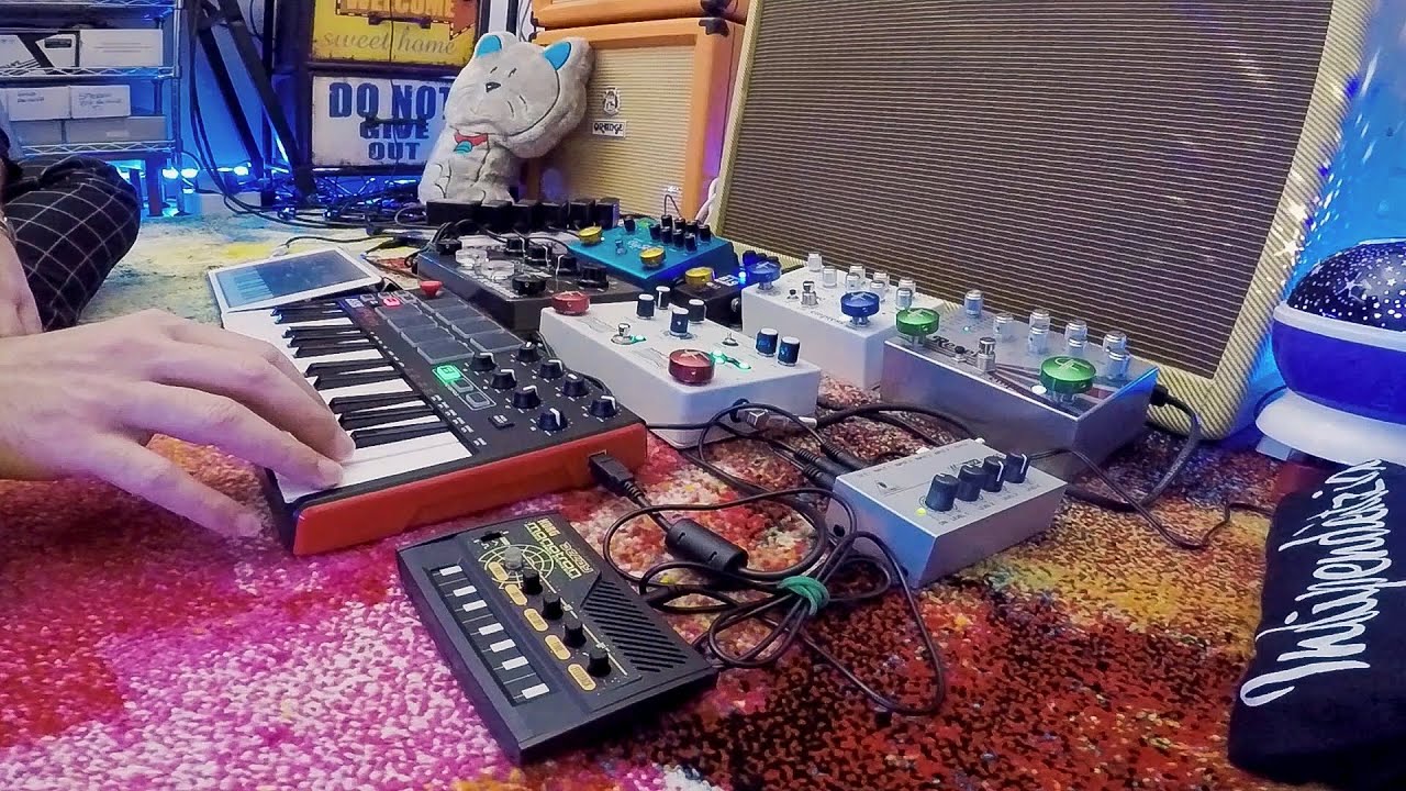 Ambient Trip #6 | [Akai MPK mini + Monotron Delay] - YouTube