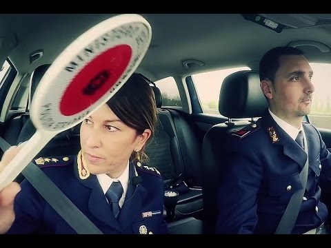 Polizia Stradale in azione: ostacolo in carreggiata e guida pericolosa