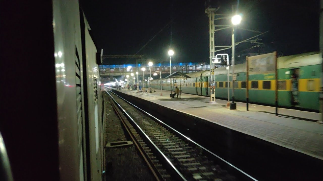 WAG-9 + WDP-4D: 22104 Ayodhya Cantt. - Mumbai LTT Express Crossing ...